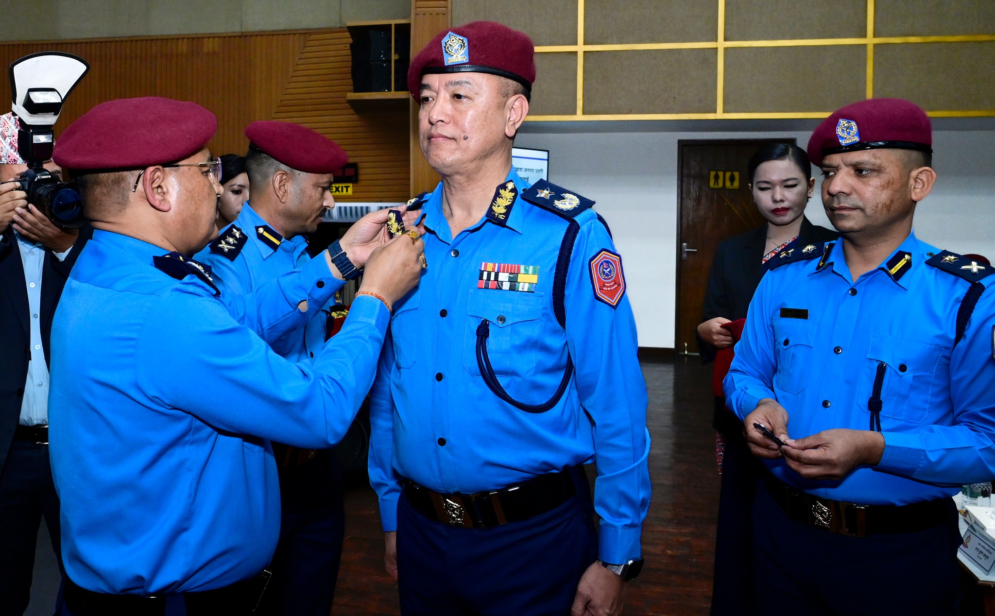 ६ जना प्रहरी अतिरिक्त महानिरीक्षकलाई दर्ज्यानी चिह्न प्रदान | नेपाल युग